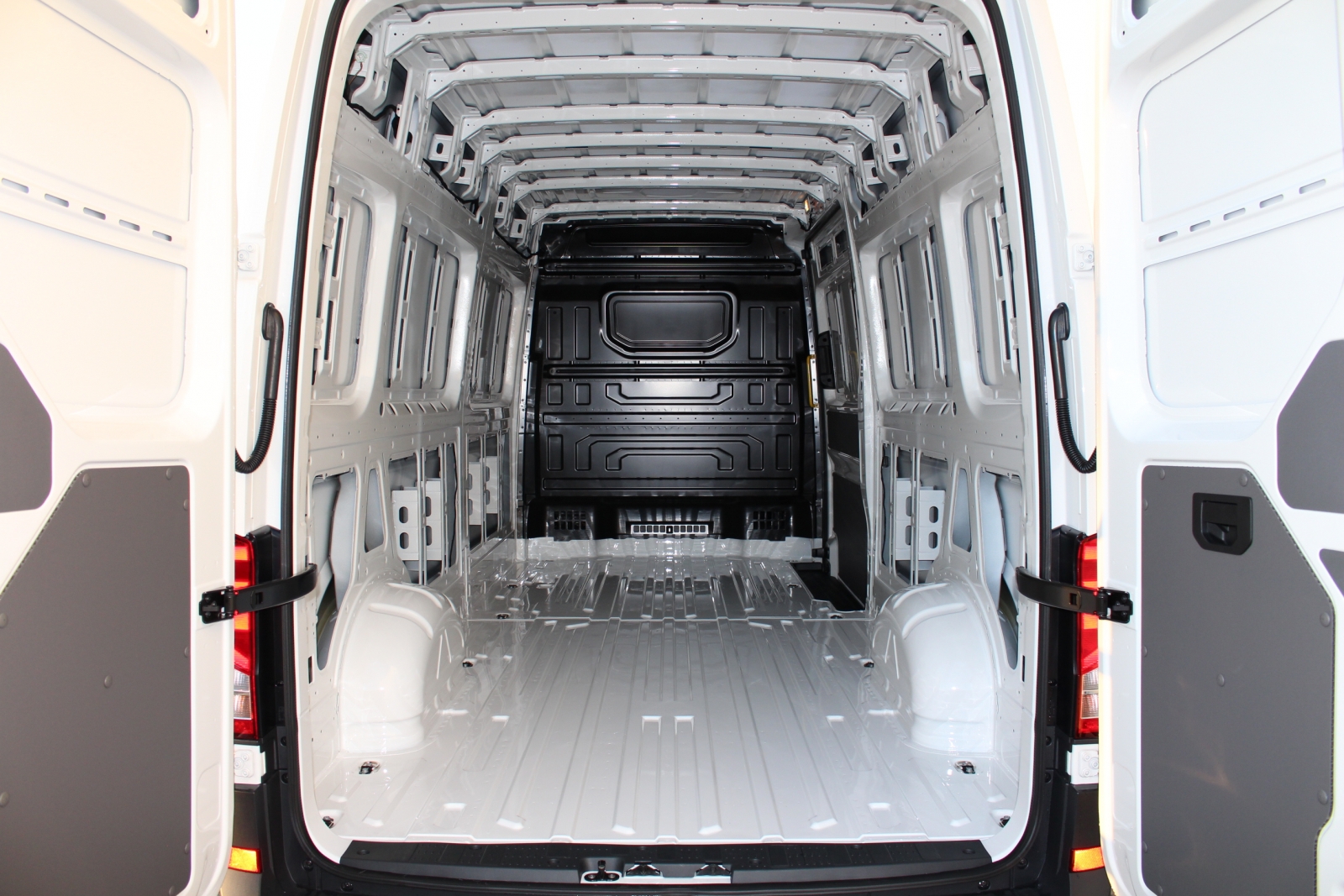 Volkswagen - Crafter - Fourgon L4H3 FWD – Caralliance - Le plus grand ...